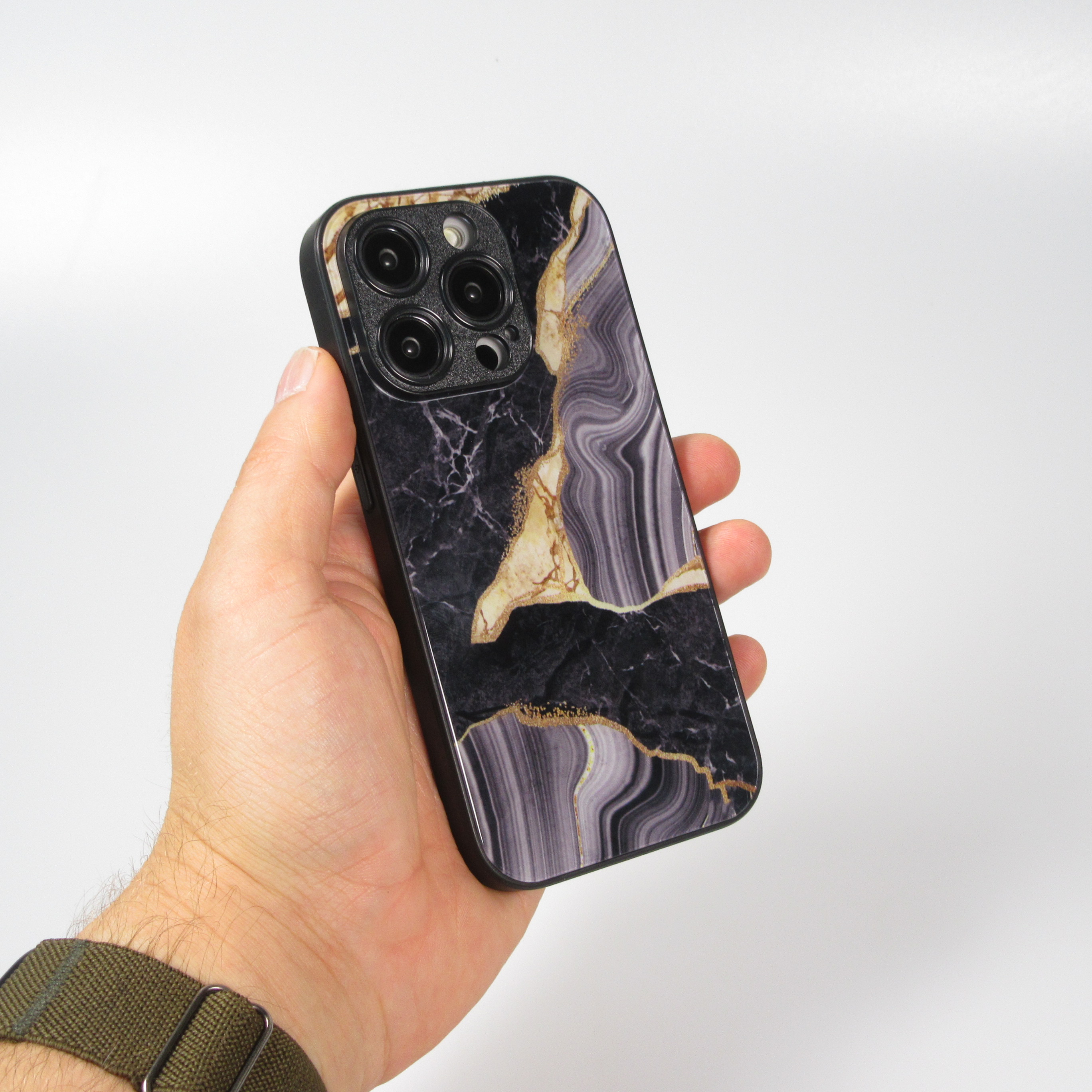 Coque iPhone 13 Pro Max - Glass marbre avec bord en silicone - Noir/or ...